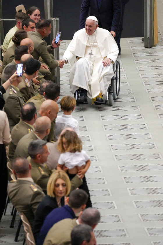 Mon. 9:16 a.m.: Pope bows out of annual procession due to knee pain ...